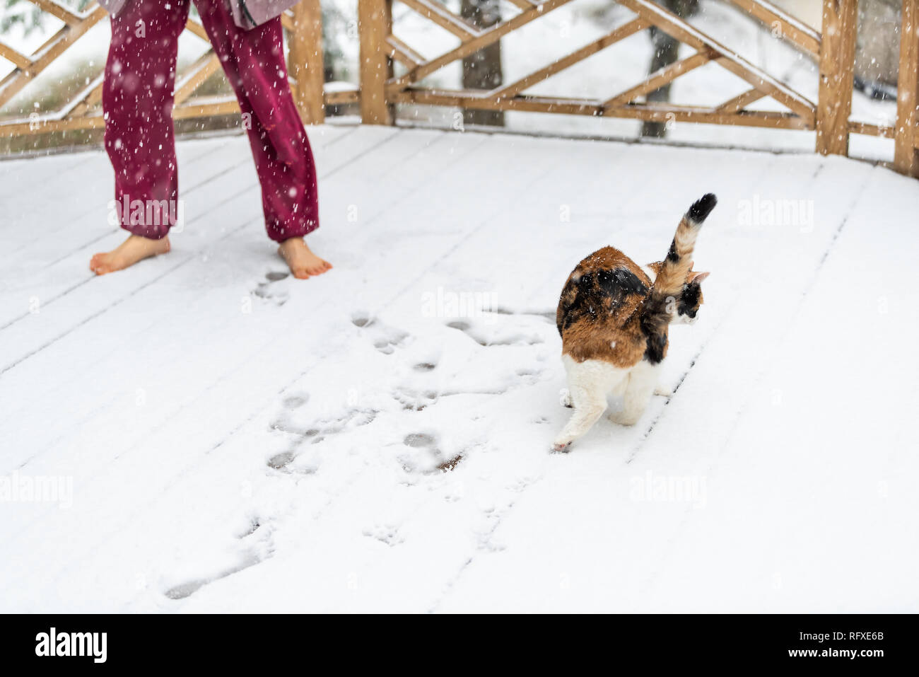 Barfuss in schnee -Fotos und -Bildmaterial in hoher Auflösung – Alamy