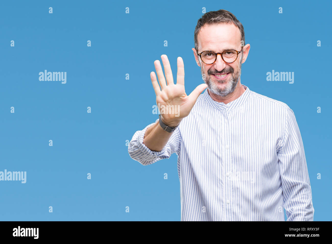 Mittleres Alter hoary älterer Mann mit Brille über isolierte ...