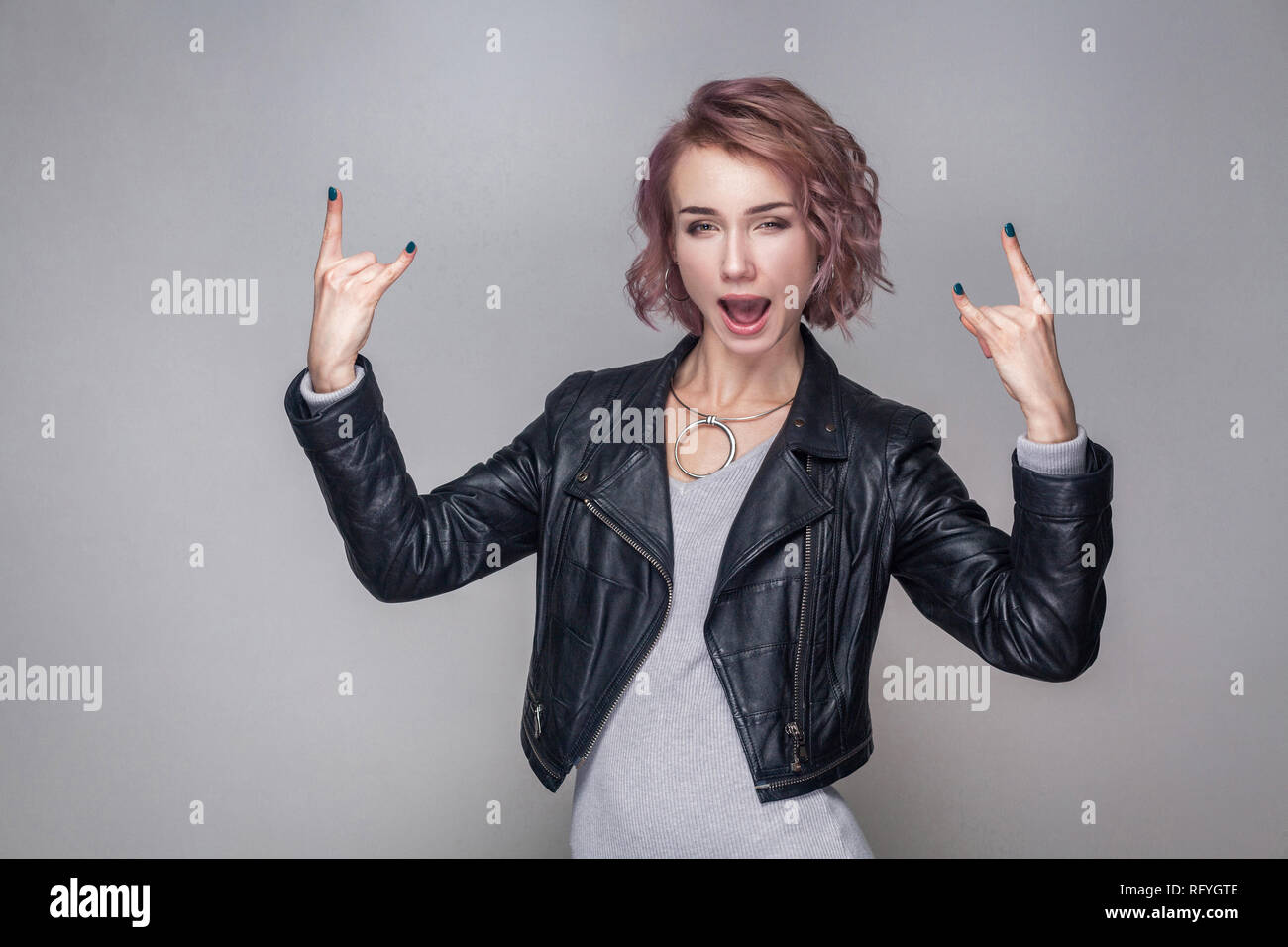 Frisur rocker -Fotos und -Bildmaterial in hoher Auflösung – Alamy