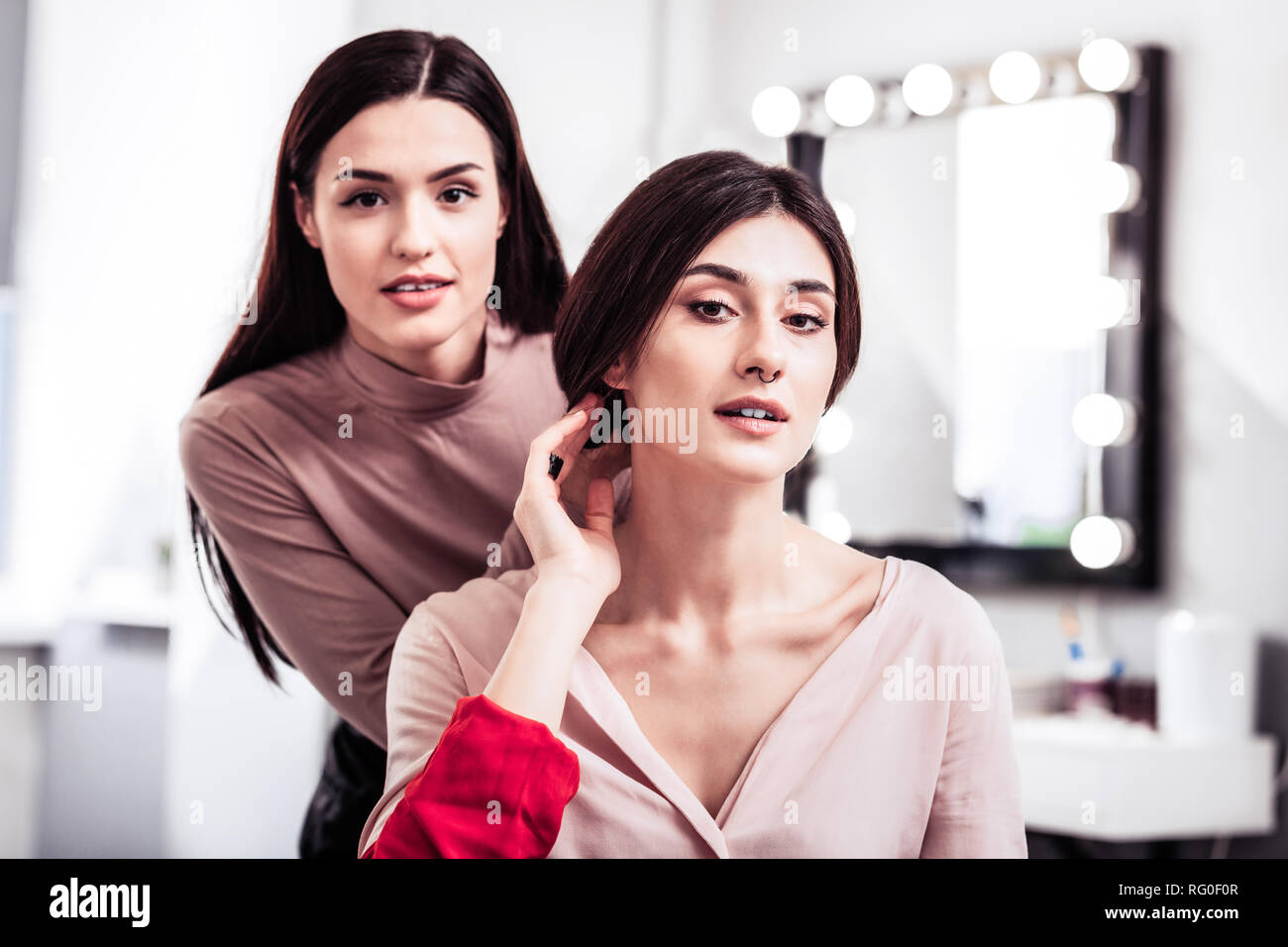Modischer Haarschnitt Stockfotos Und Bilder Kaufen Alamy