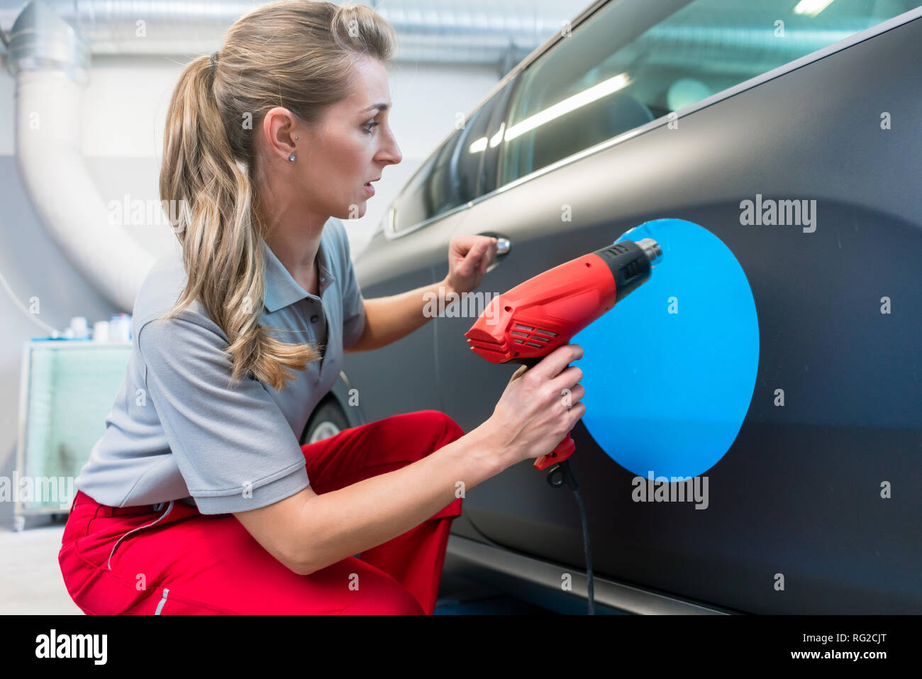 Fahrzeug mit aufklebern -Fotos und -Bildmaterial in hoher Auflösung – Alamy
