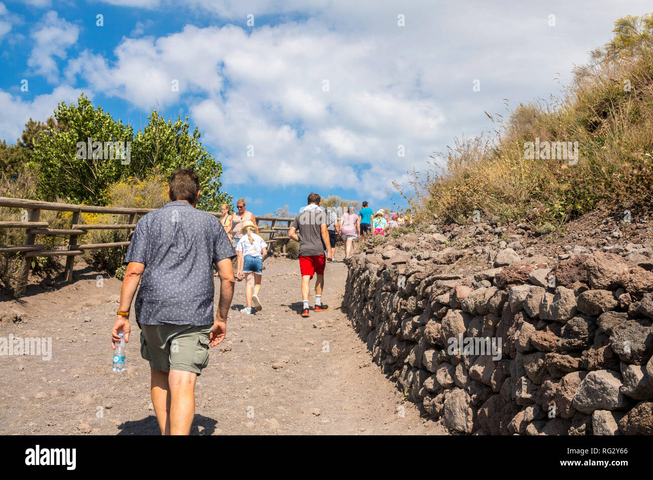 Menschen trekking oben auf dem vesuv -Fotos und -Bildmaterial in hoher ...