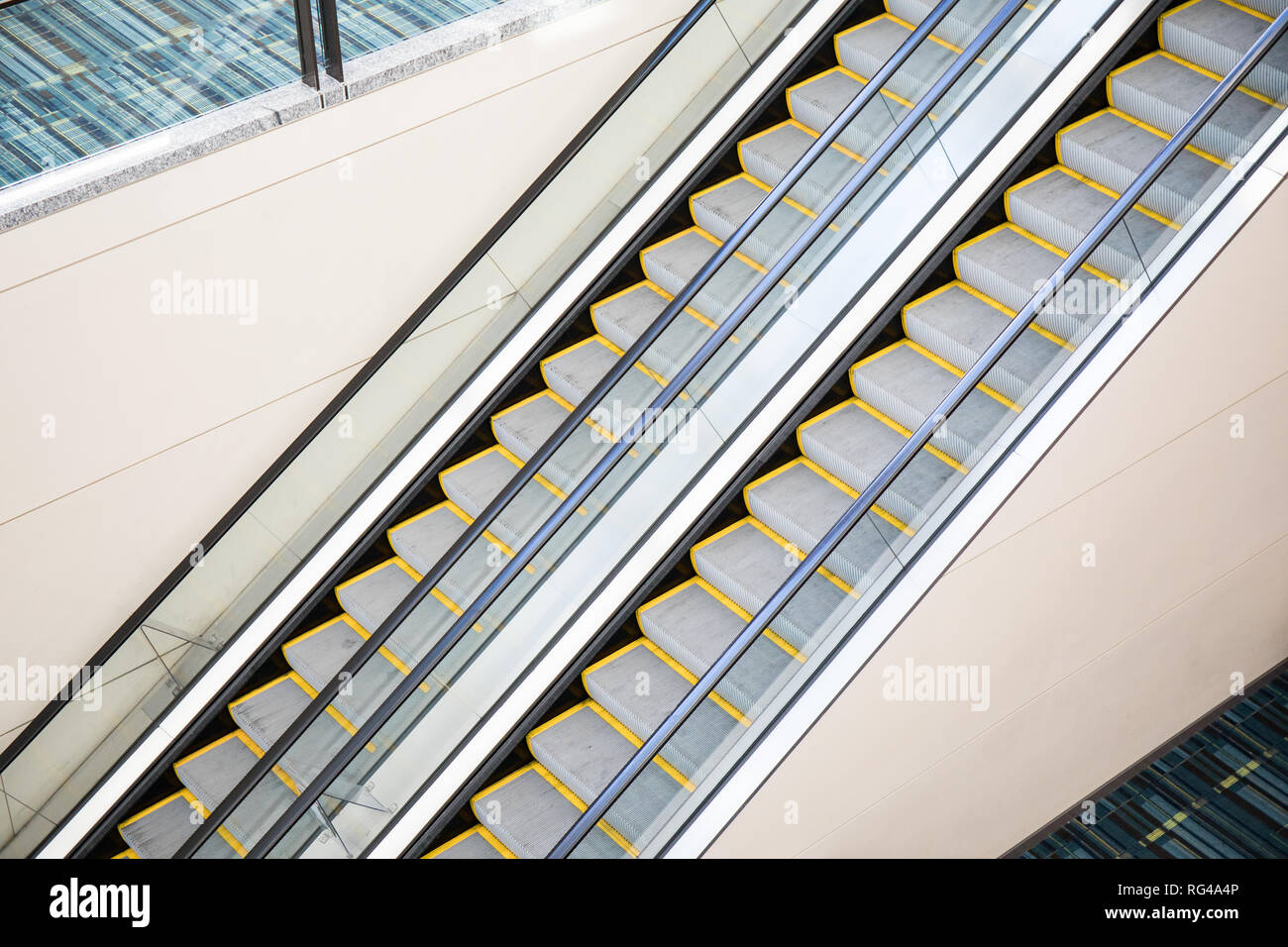 Rolltreppen in einem einkaufszentrum -Fotos und -Bildmaterial in hoher ...