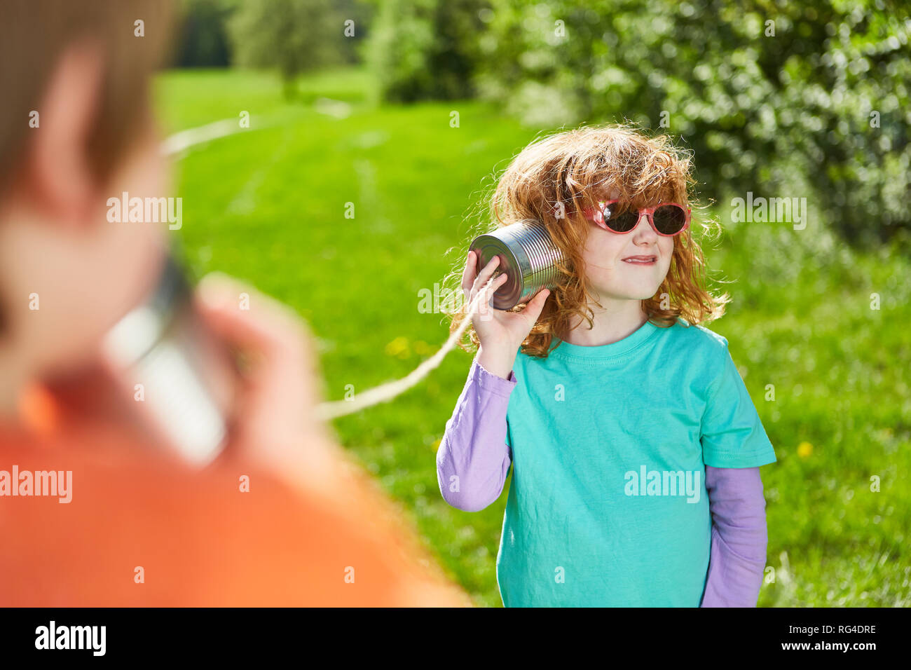 Mädchen mit blechdose telefonieren -Fotos und -Bildmaterial in hoher Auflösung – Alamy
