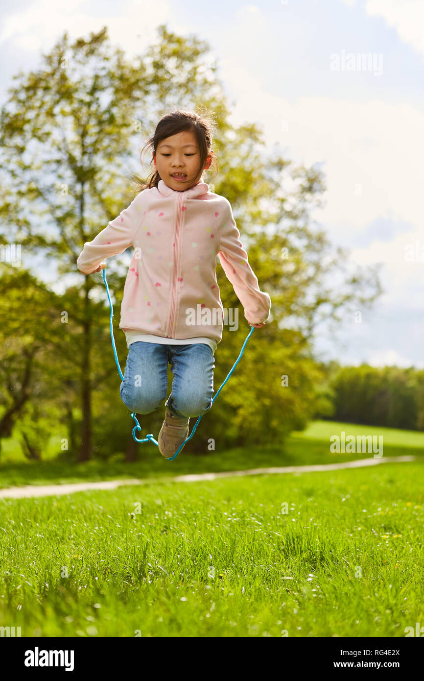 Seilspringen kinder -Fotos und -Bildmaterial in hoher Auflösung – Alamy