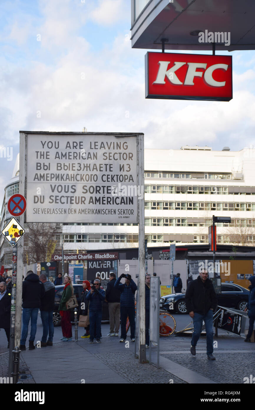 Checkpoint charlie restaurant -Fotos und -Bildmaterial in hoher ...