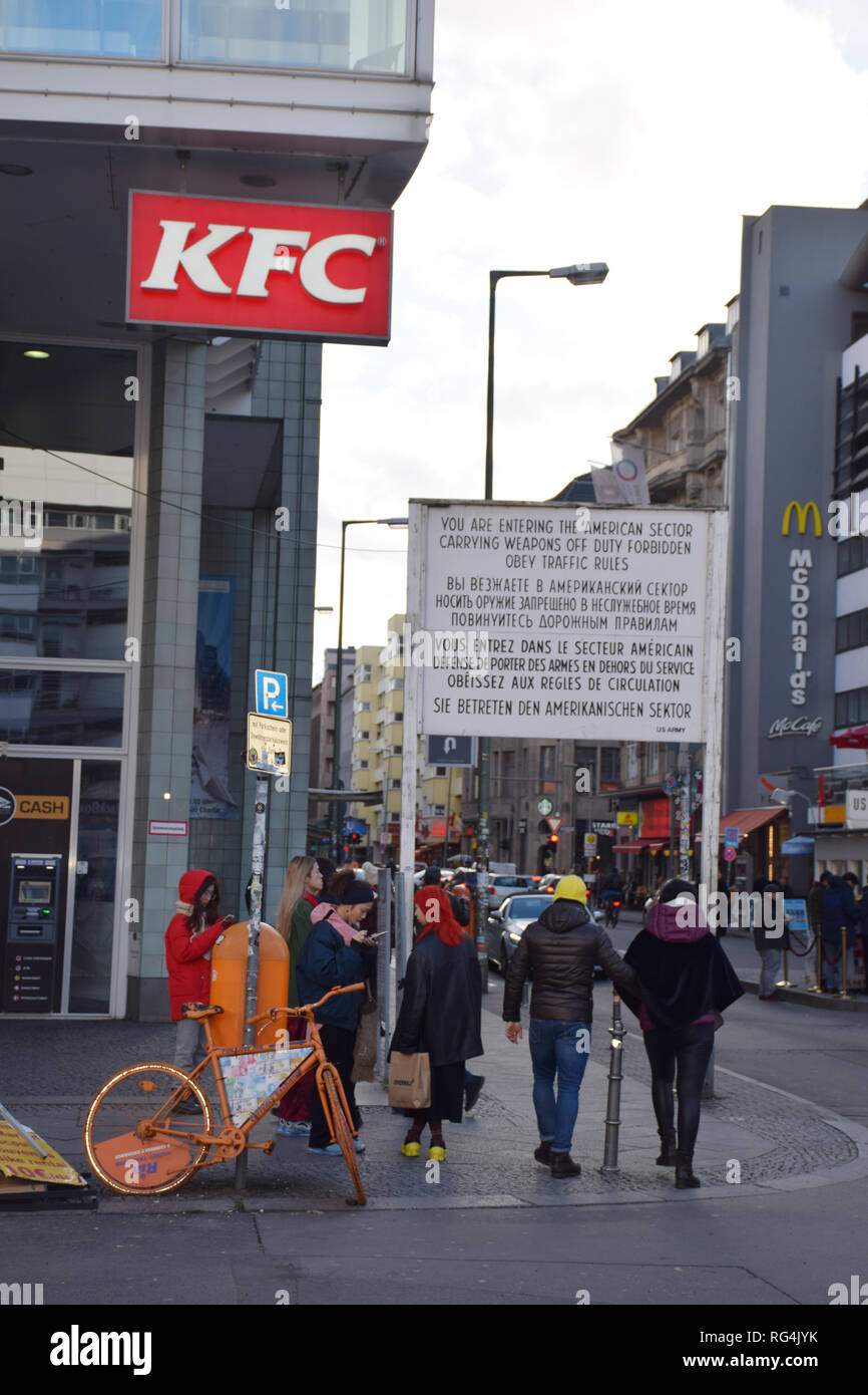 Checkpoint charlie restaurant -Fotos und -Bildmaterial in hoher ...