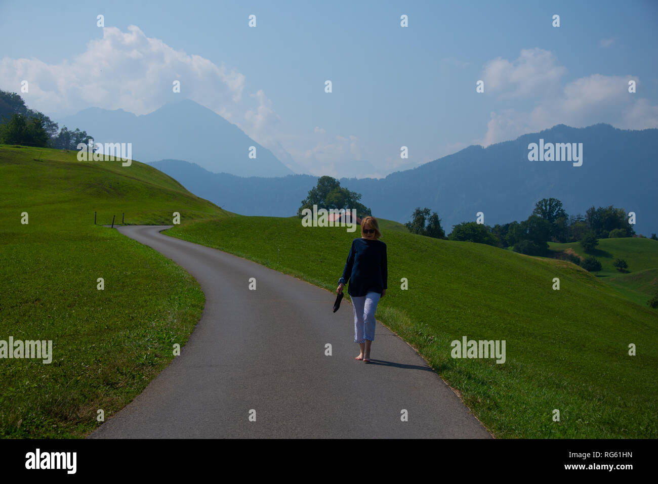 Frau barfuß wandern -Fotos und -Bildmaterial in hoher Auflösung – Alamy