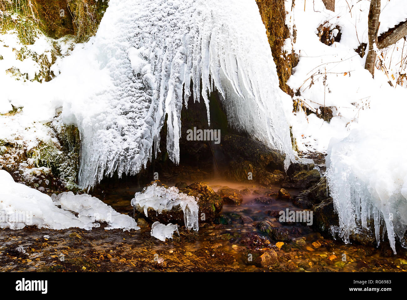 Steine im bach -Fotos und -Bildmaterial in hoher Auflösung – Alamy