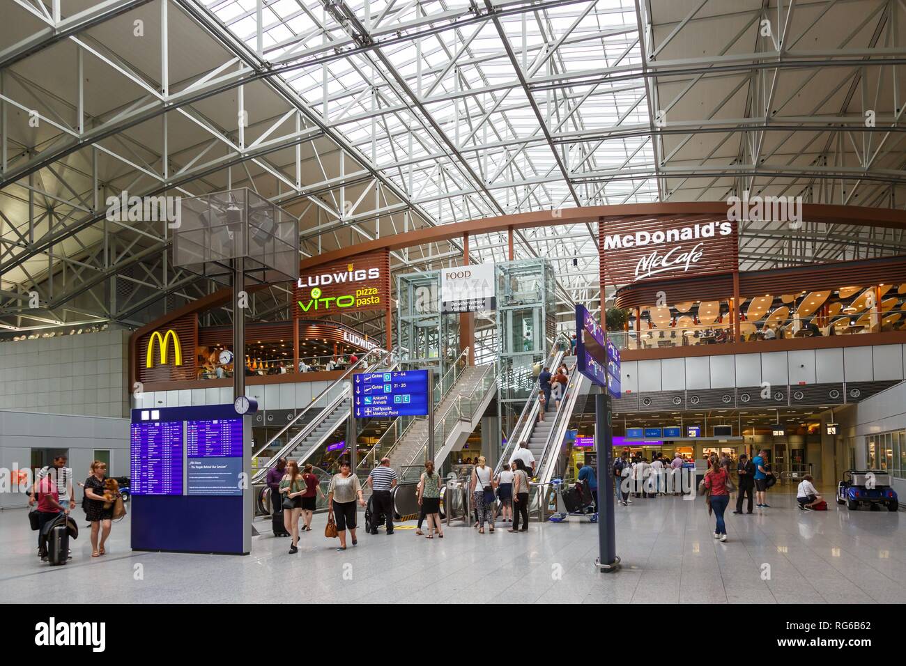 Flughafen frankfurt terminal 2 -Fotos und -Bildmaterial in hoher ...