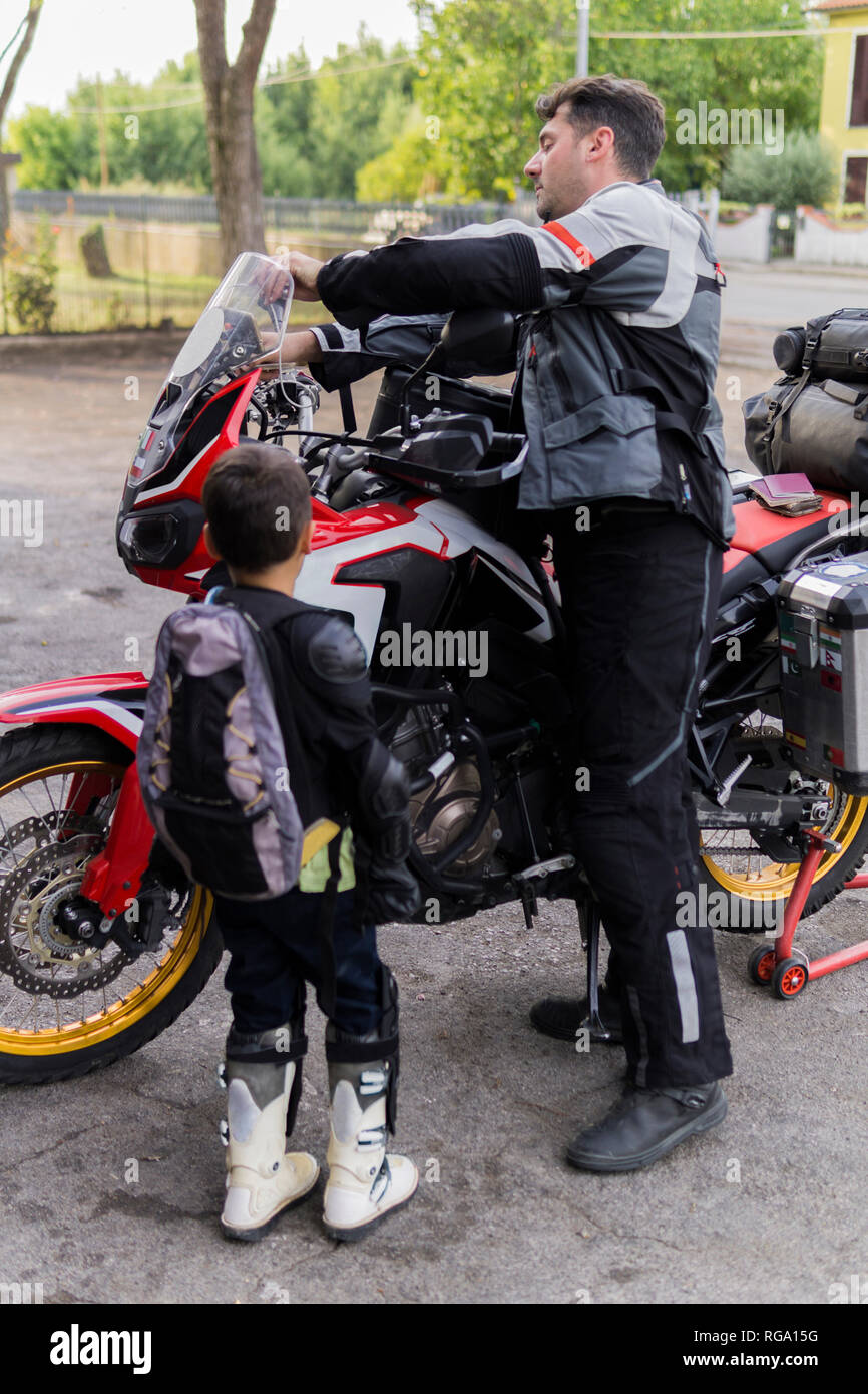 2 personen motorrad -Fotos und -Bildmaterial in hoher Auflösung – Alamy