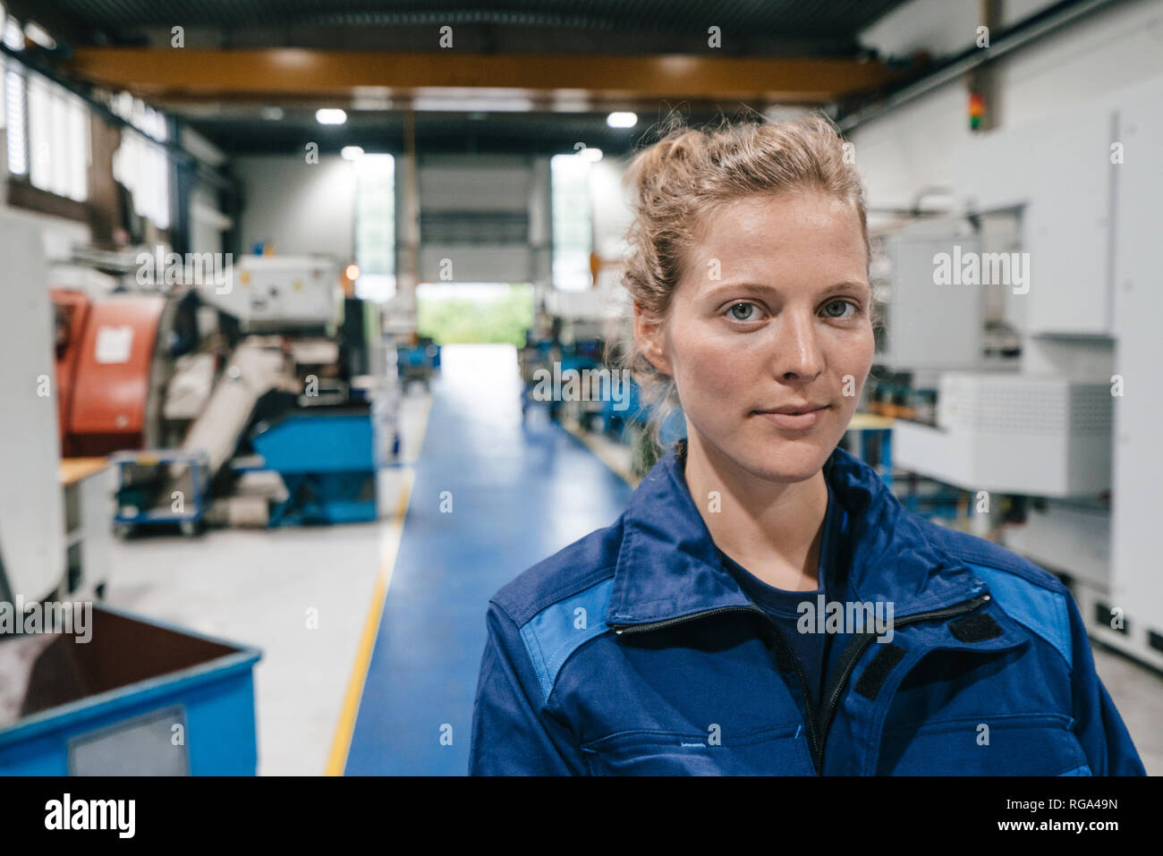 Junge Frauen Arbeiten Arbeiterinnen Stockfotos und -bilder Kaufen - Alamy