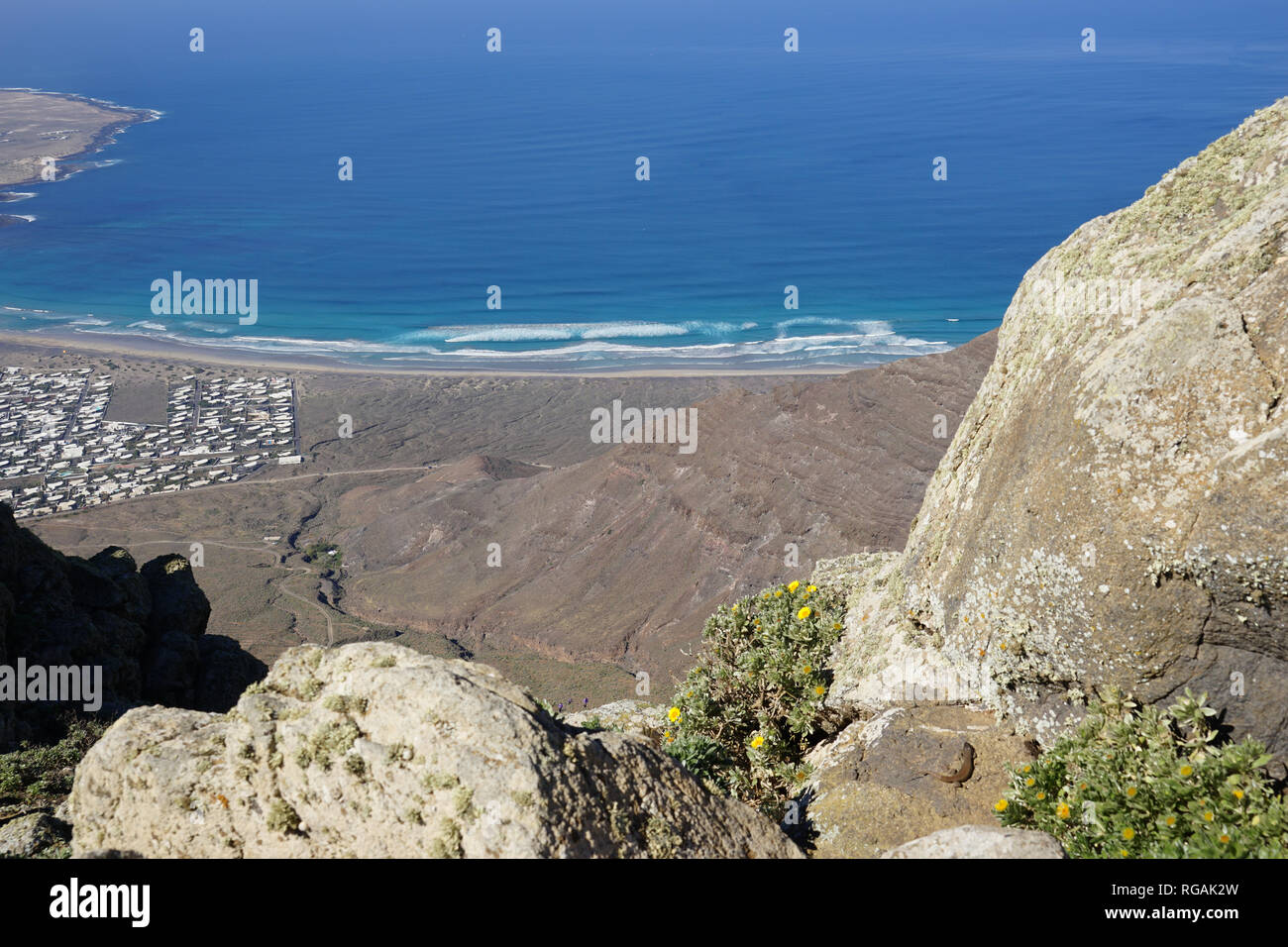 Blick vom Mirador de Ermita de las Nieves in die Playa de Famara ...