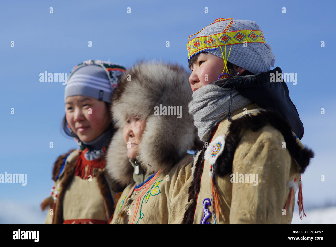 Sogar Menschen in traditionellen furcloths auf Rentiere Rennen ...