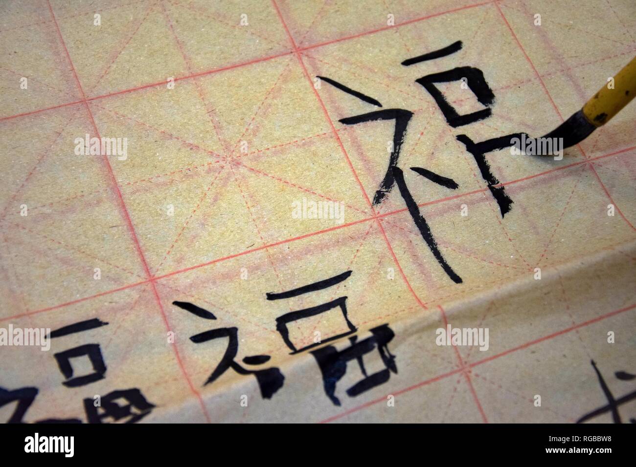 Hand holding traditional writing brush -Fotos und -Bildmaterial in ...