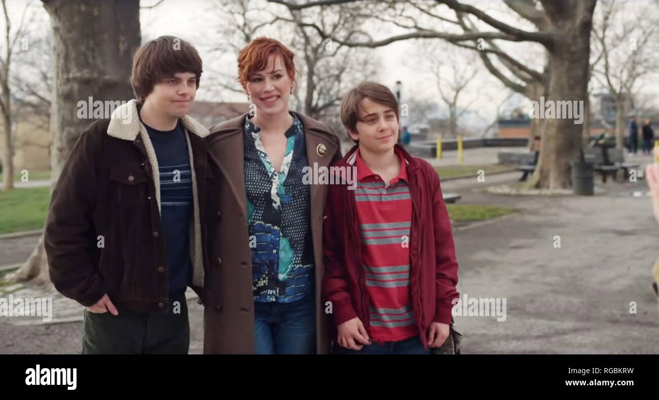 Alle diese kleinen Momente, (von links): Brendan Meyer, Molly Ringwald, Sam McCarthy, 2018 ...