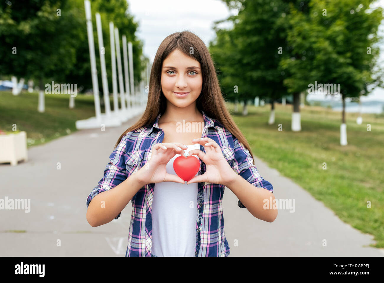Ein jugendlicher Mädchen, 14-15 Jahre alt, befindet sich in einem ...