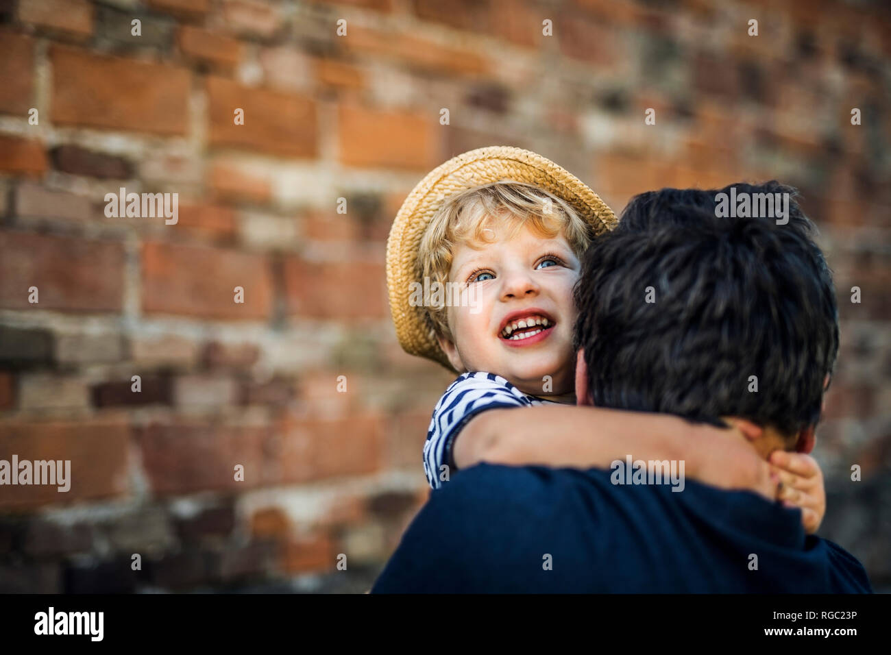 Kind Mit Armen Stockfotos und -bilder Kaufen - Alamy