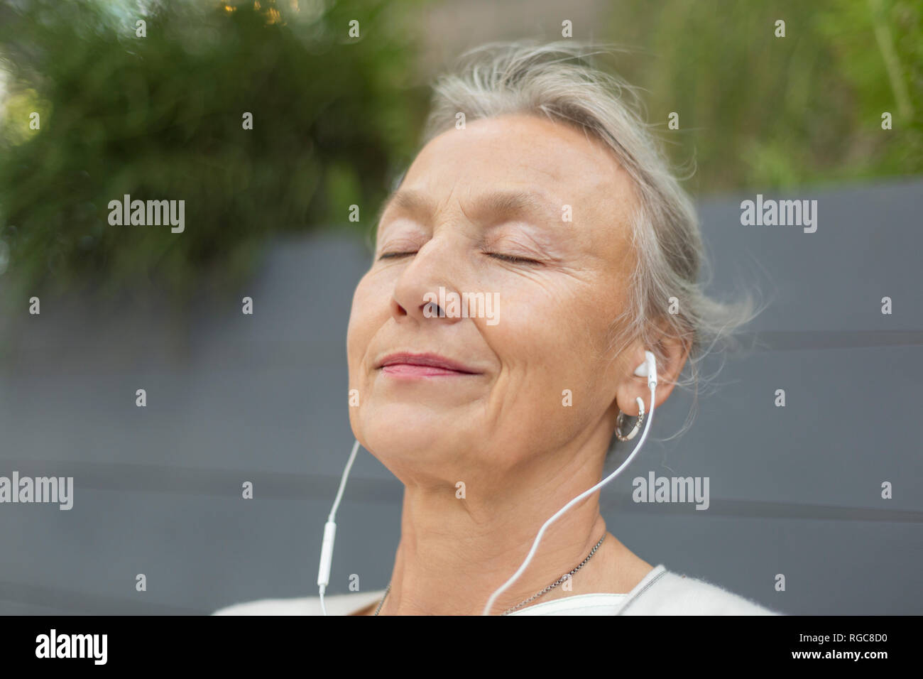 Senior frau mit geschlossenen augen -Fotos und -Bildmaterial in hoher Auflösung – Alamy
