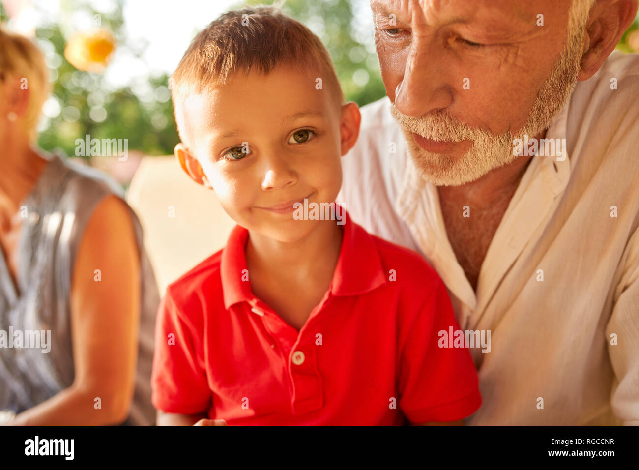 Kopf auf schoß frauen -Fotos und -Bildmaterial in hoher Auflösung – Alamy
