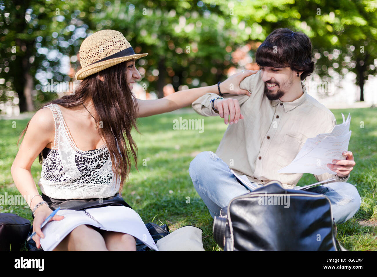 Zwei studenten mit -Fotos und -Bildmaterial in hoher Auflösung – Alamy