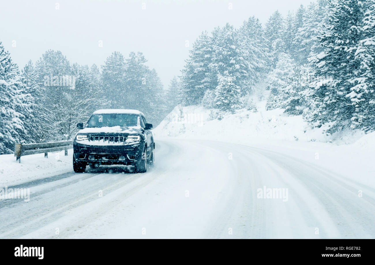 Verkehr Autos auf der Straße im Winter im Schnee Blizzard ...