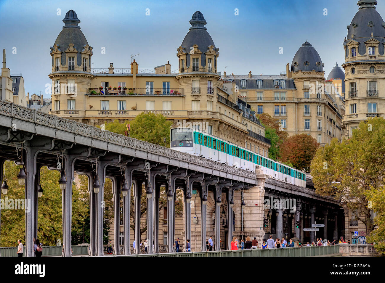 Gerade verstorbenen Passy, Paris U-Bahn Linie 6 U-Bahnhof kreuzt Pont ...