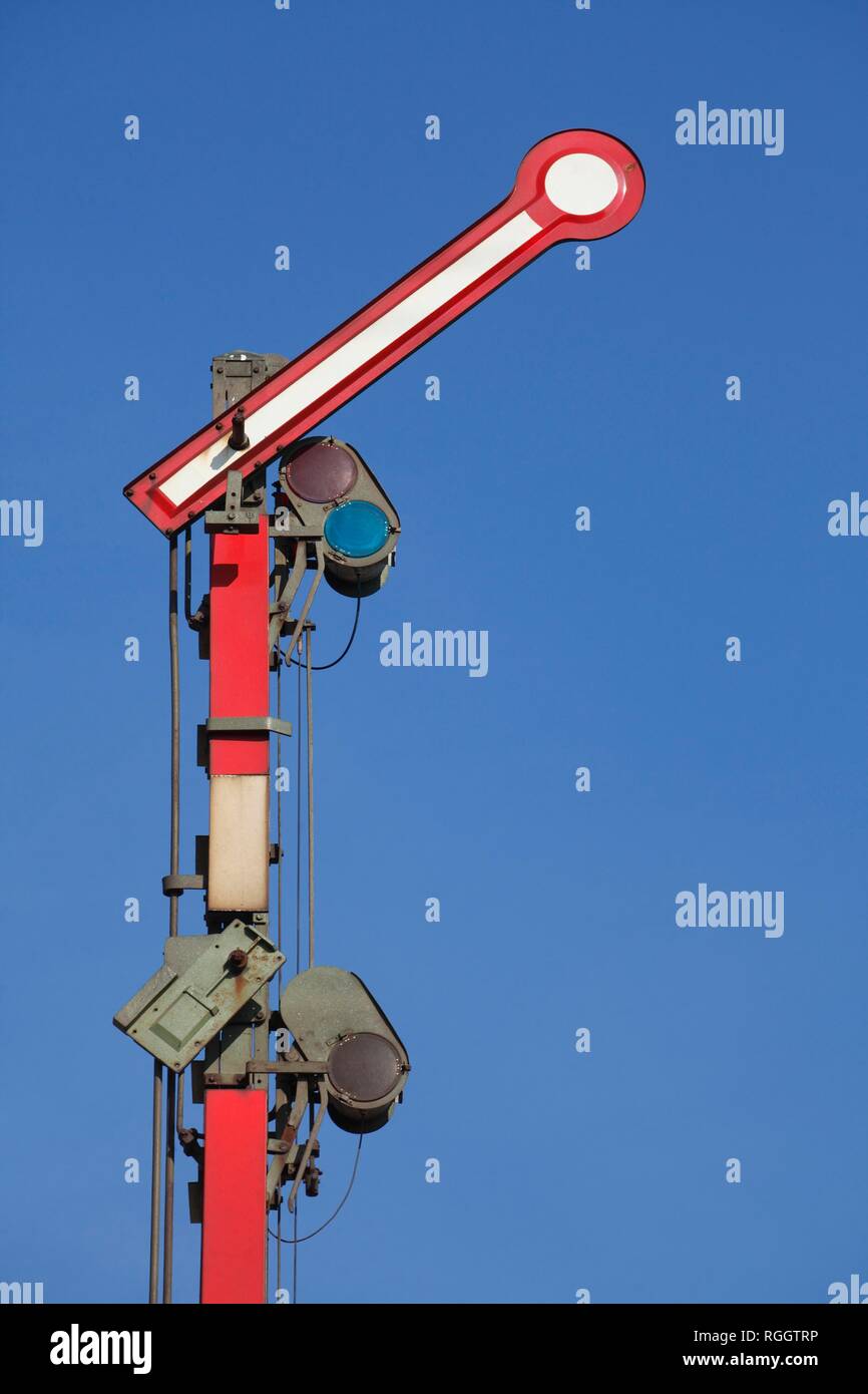 Bahnsignal mast -Fotos und -Bildmaterial in hoher Auflösung – Alamy