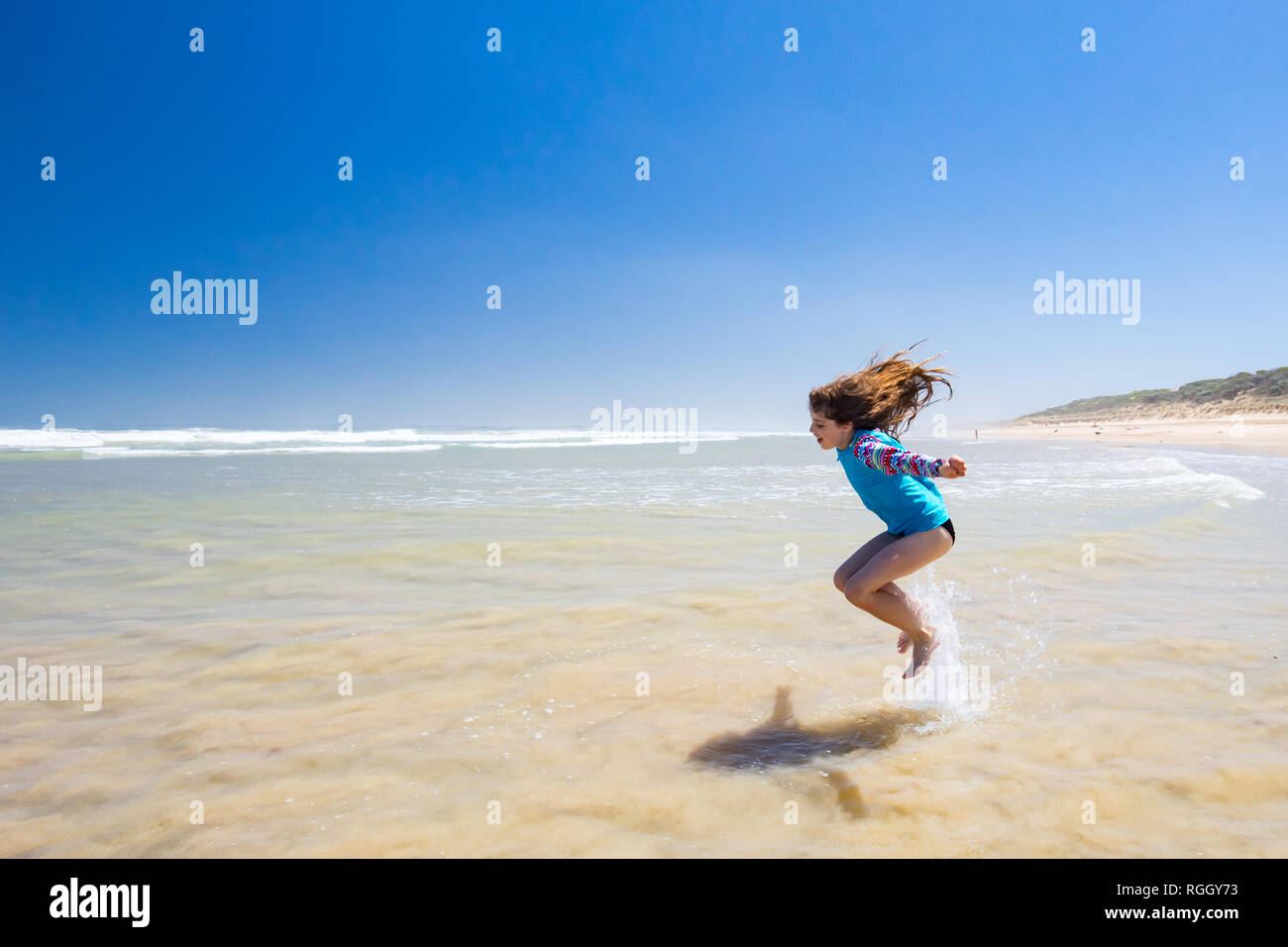 Barfuß kinder draussen -Fotos und -Bildmaterial in hoher Auflösung – Alamy