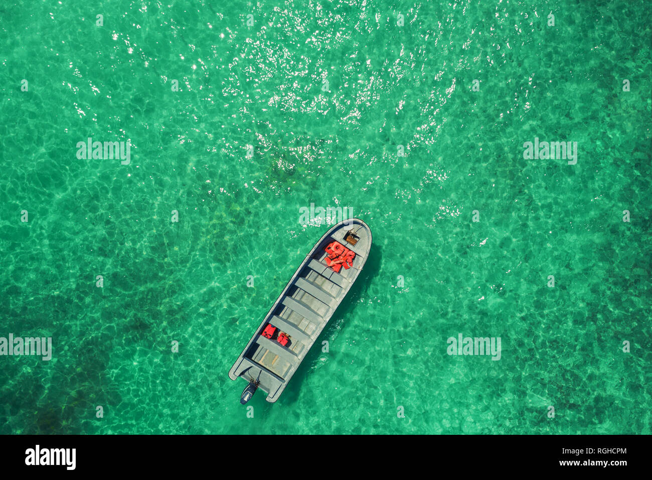 Meer boot Verankerung neben Riff. Antenne oben Motorboot im Karibischen ...