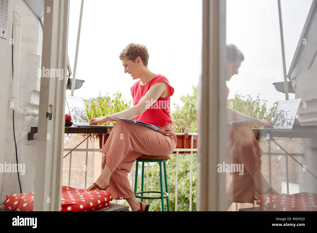 Auf dem balkon sitzen -Fotos und -Bildmaterial in hoher Auflösung – Alamy