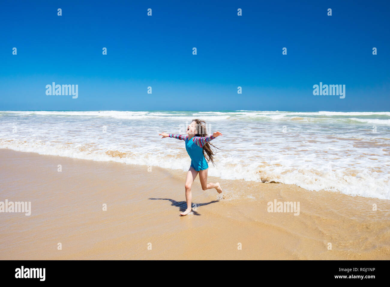 Barfuß kinder draussen -Fotos und -Bildmaterial in hoher Auflösung – Alamy