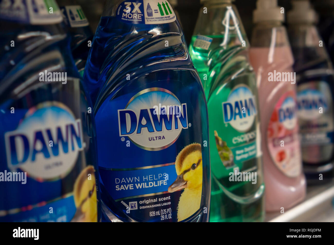 Flaschen von Procter & Gamble Dawn Geschirrspülmittel in einem ...