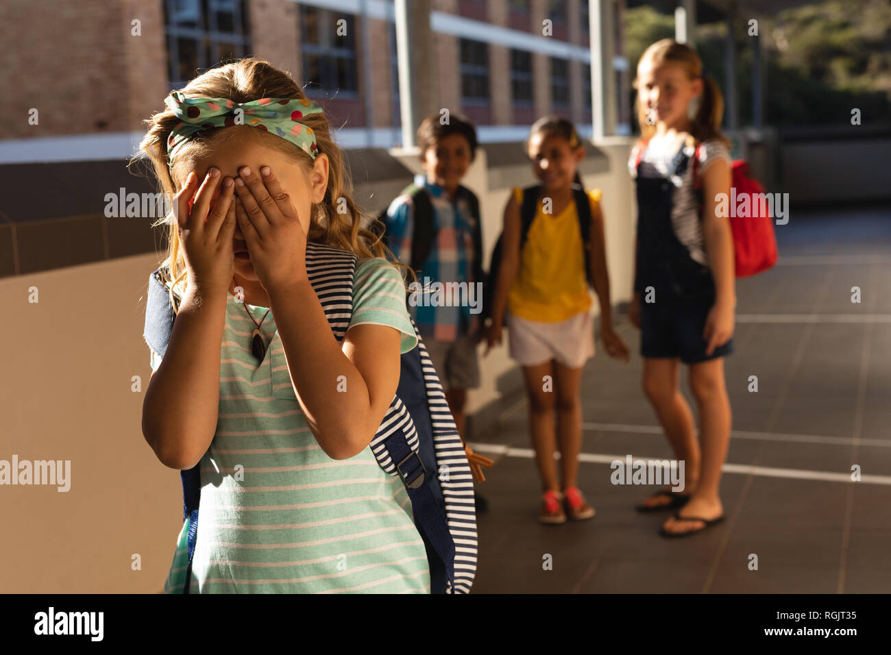 Schule Freunde Mobbing eine schreiende Mädchen in der Halle der ...