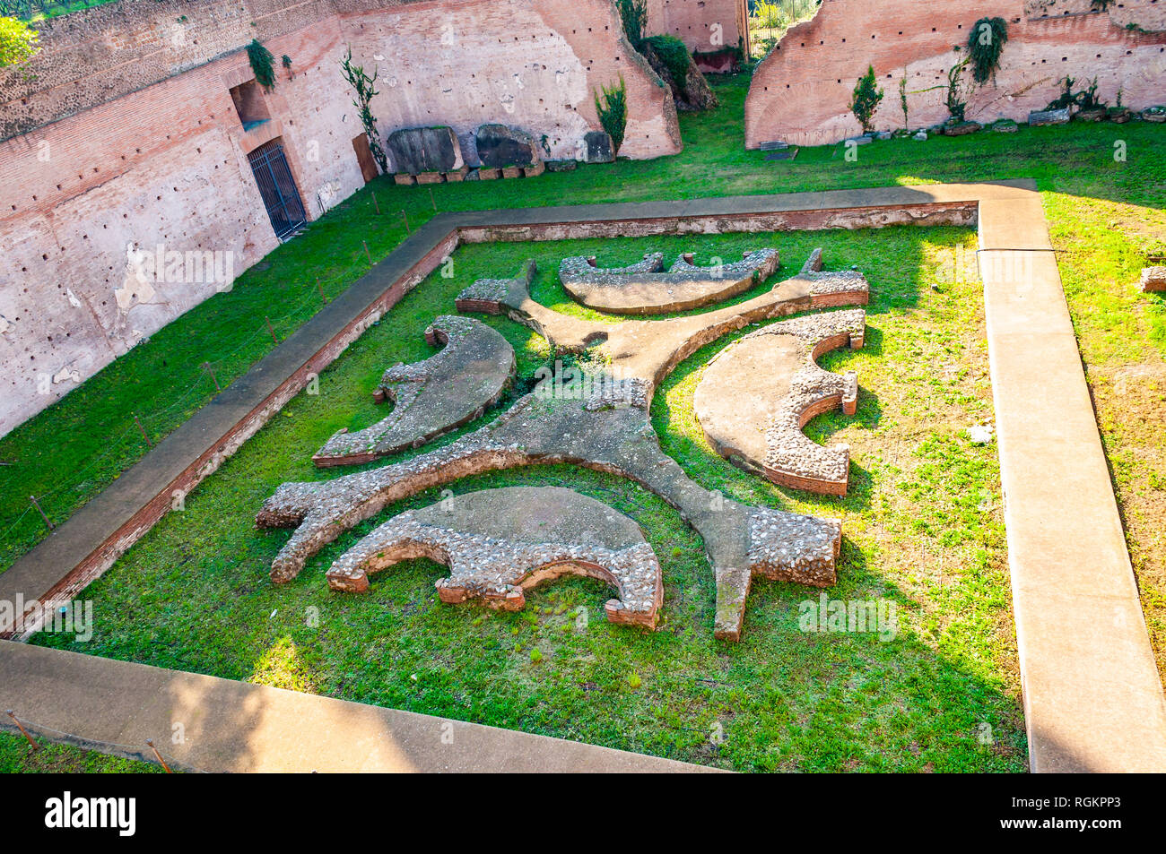 Rom, Italien, 17. November 2018: Antike Überreste, Fragmente der Garten ...