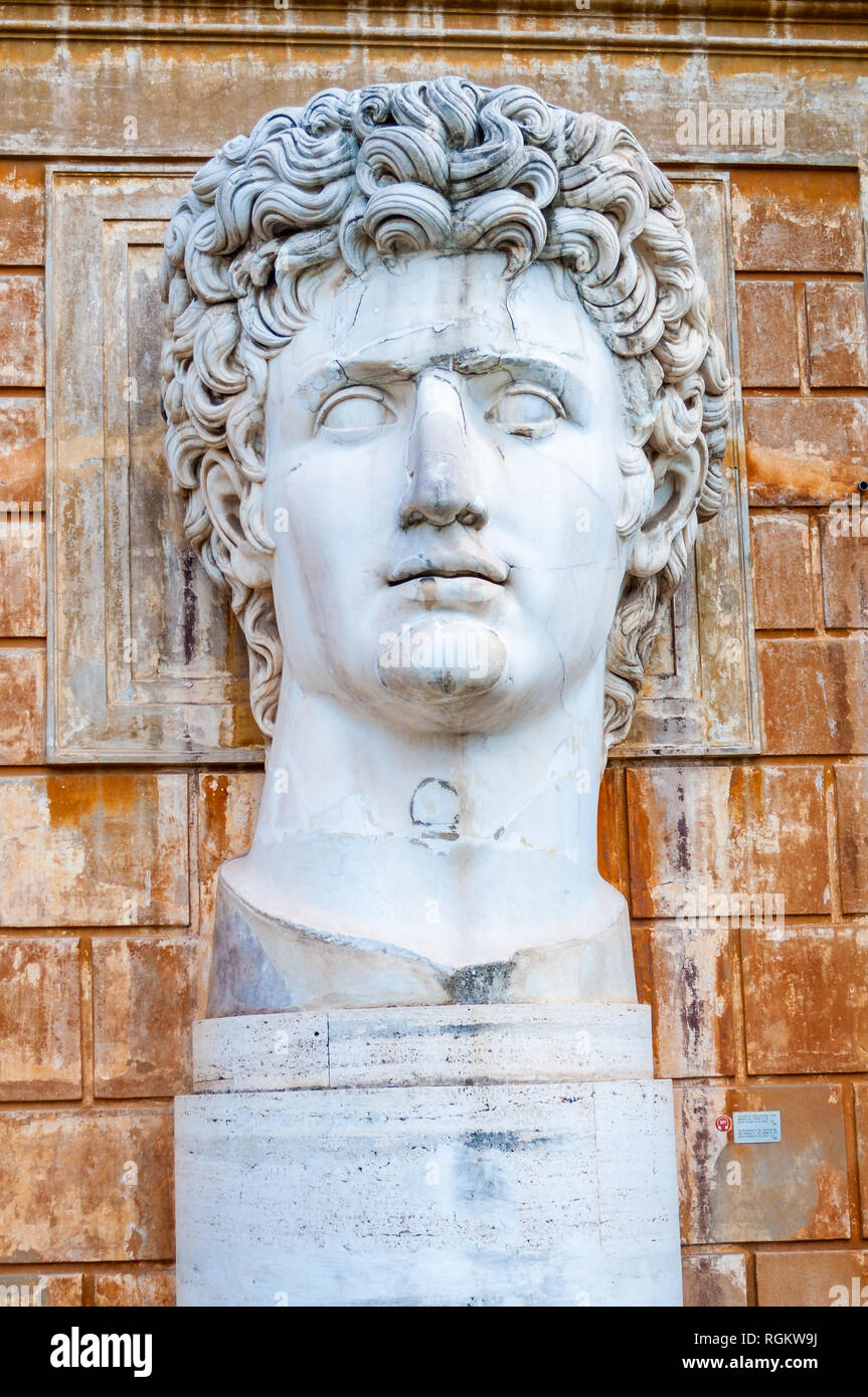 Roman man statue in vatican museum -Fotos und -Bildmaterial in hoher ...