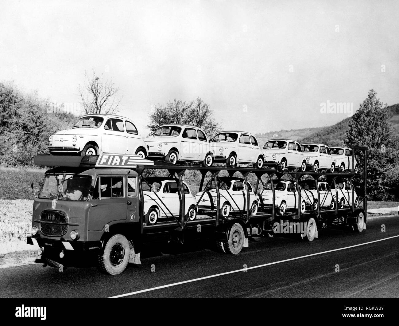 Lkw Fiat 642 N65R mit Fiat 500, 1959 Stockfotografie - Alamy