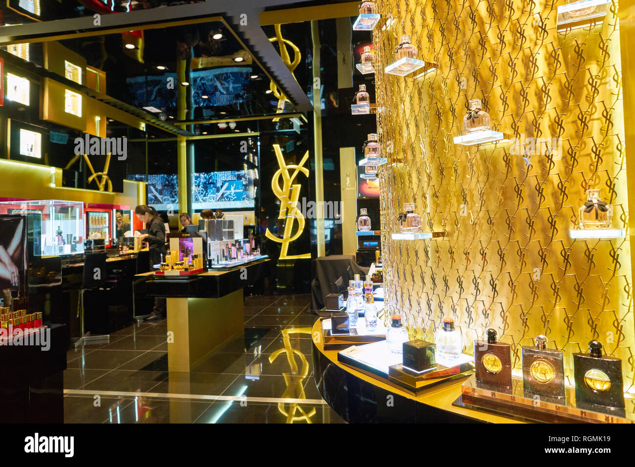 Yves saint laurent store -Fotos und -Bildmaterial in hoher Auflösung ...