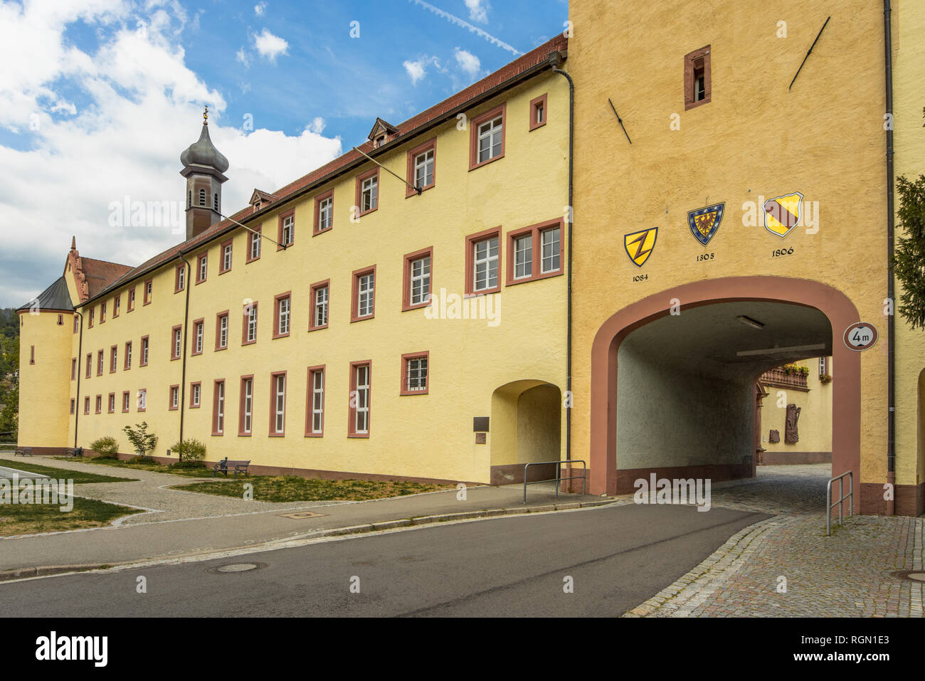 Schloss im Dorf Wolfach, Schwarzwald, Deutschland, schloss mit Stadttor ...