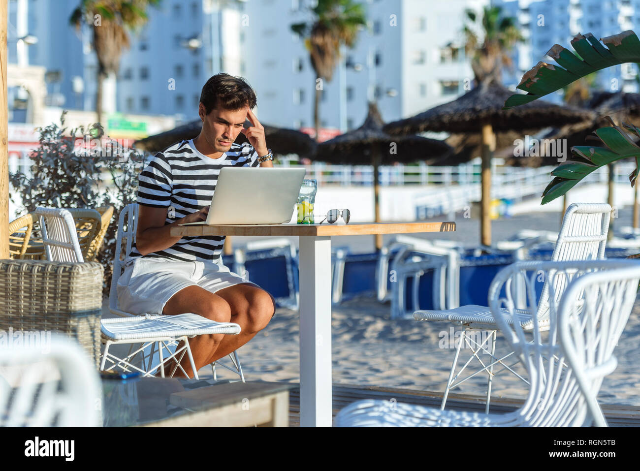 Terrasse der strandbar -Fotos und -Bildmaterial in hoher Auflösung – Alamy
