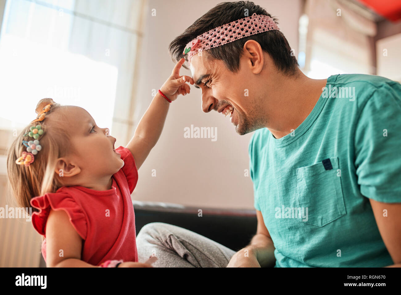 Kleines mädchen mit vater -Fotos und -Bildmaterial in hoher Auflösung - Seite 8 - Alamy