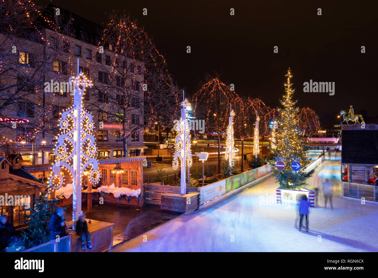 Deutschland, Köln, Blick zum Weihnachtsmarkt mit Eisbahn am Heumarkt ...