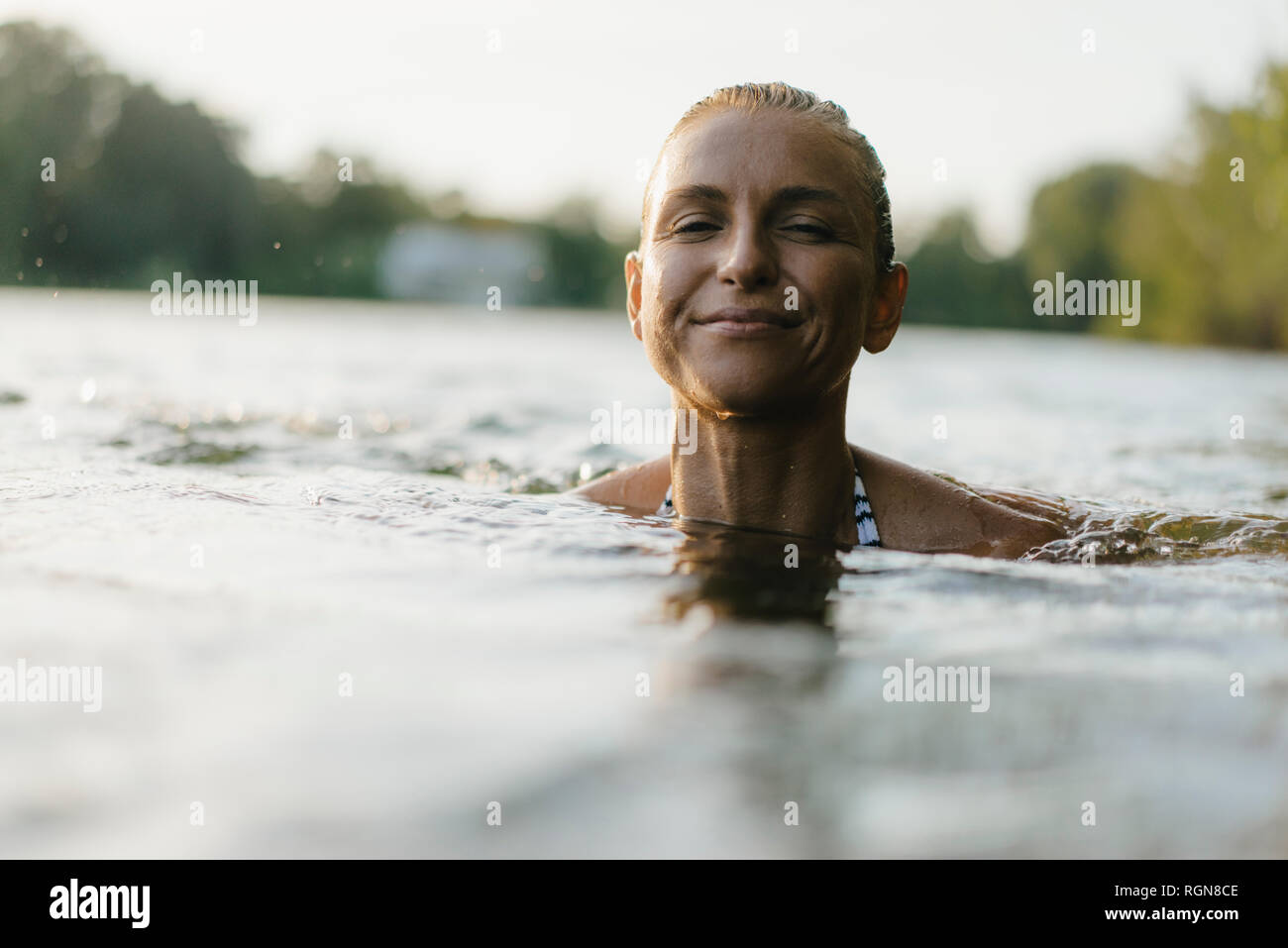 Frau See Schwimmen Stockfotos und -bilder Kaufen - Alamy