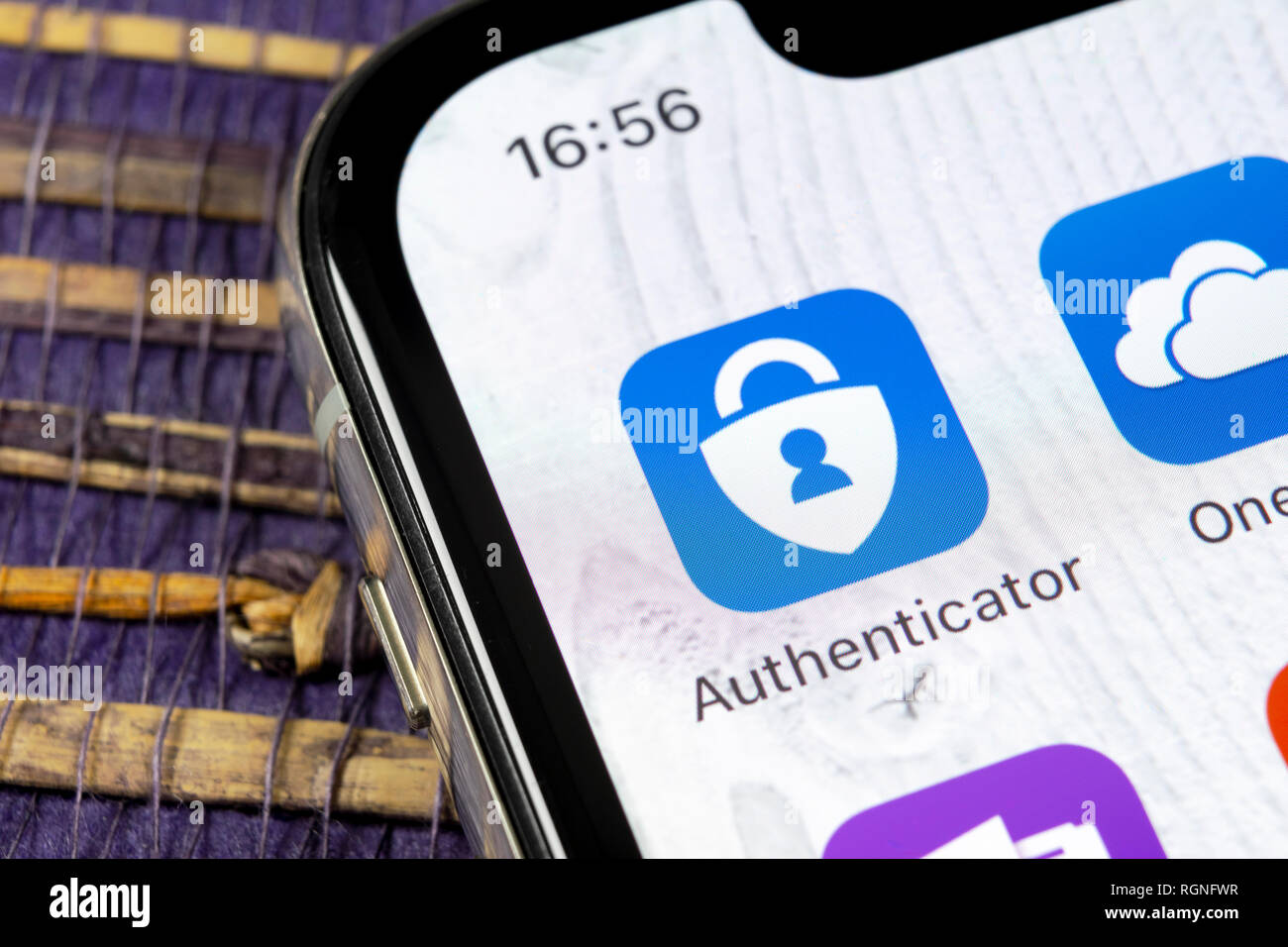 Microsoft authenticator app -Fotos und -Bildmaterial in hoher Auflösung ...