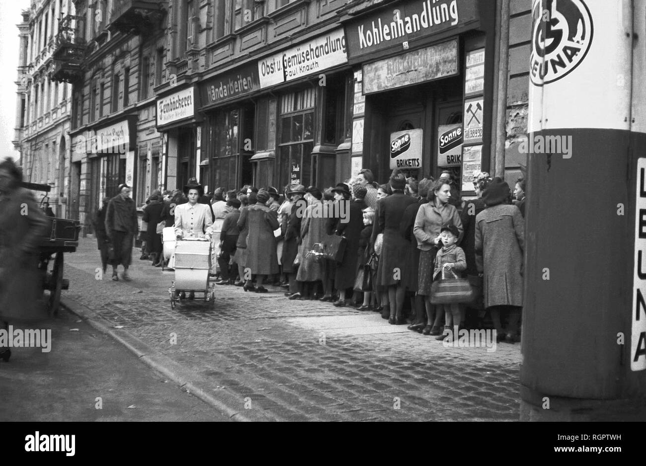 Mangel Wirtschaft, Schlange vor einem Verbrauch, 1946, Georg-Schumann ...