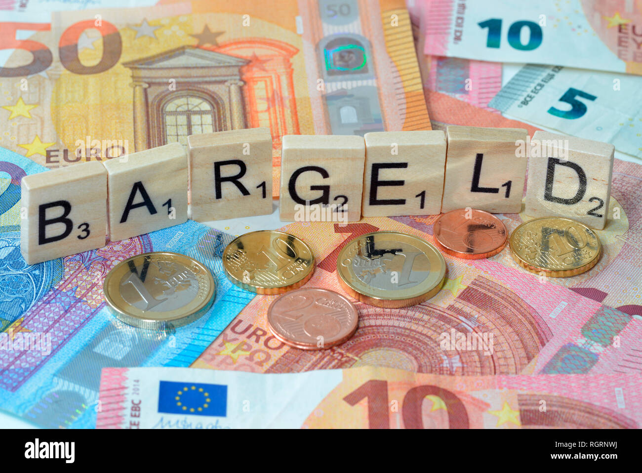 Geld in bar -Fotos und -Bildmaterial in hoher Auflösung – Alamy