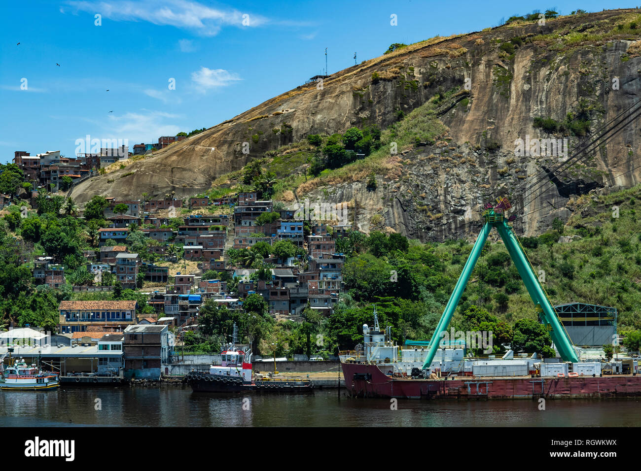 Slums der Welt. Favelas von Brasilien. Slum in der Stadt Niteroi, Penha ...