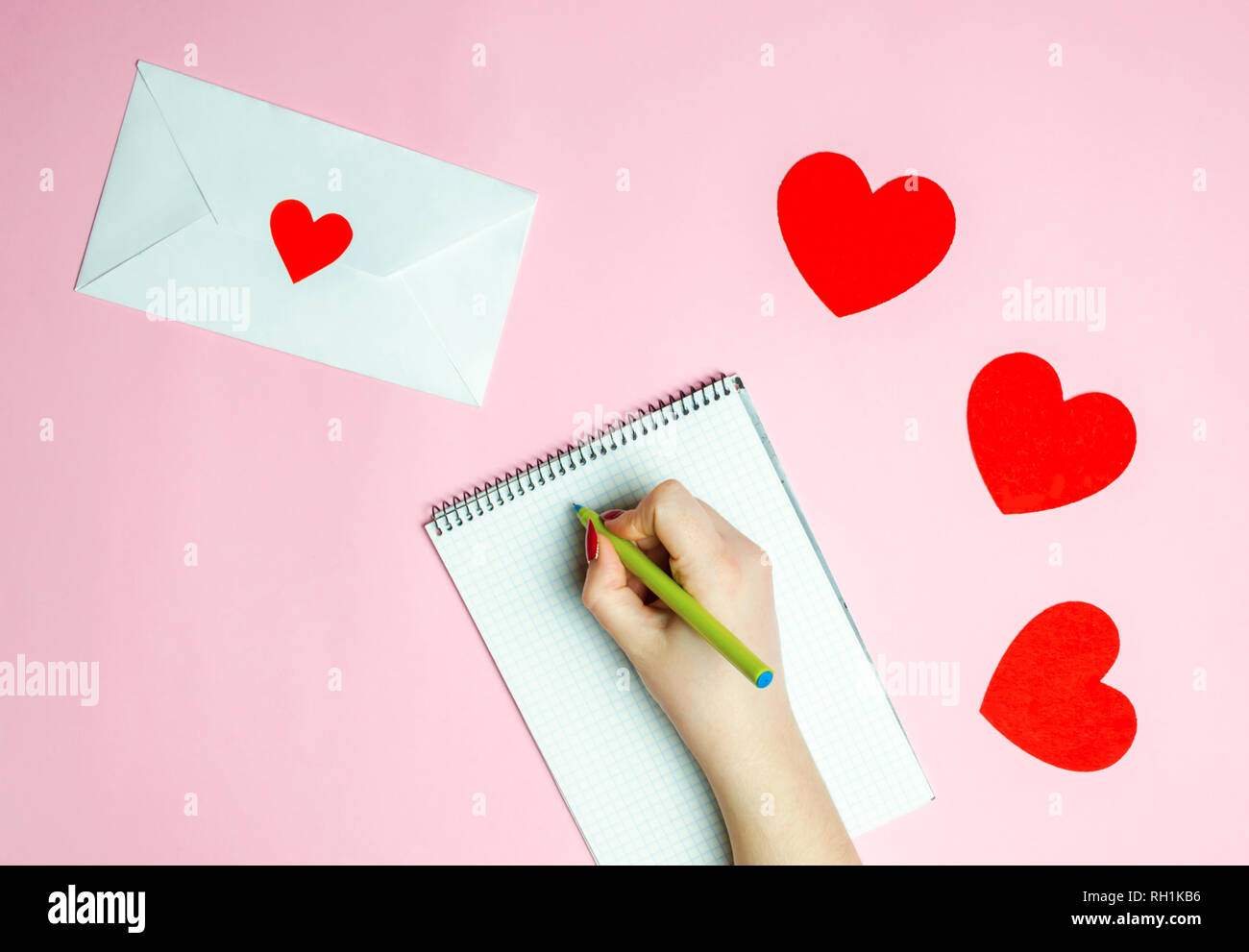 Weibliche hand Schreiben ein Liebesbrief. Valentines Tag Konzept. Gruß ...