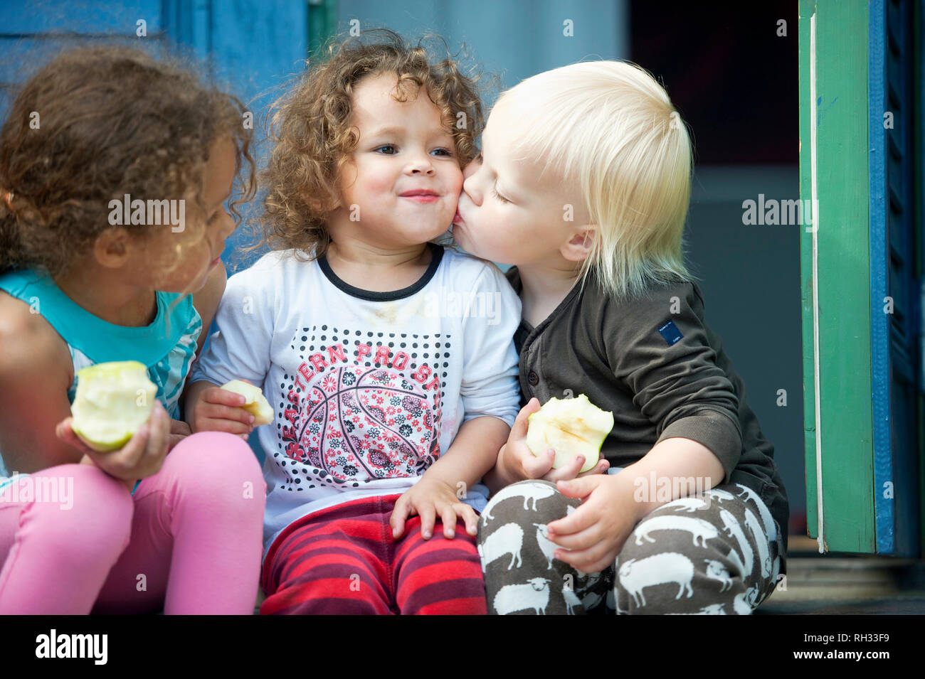 Küsschen kinder -Fotos und -Bildmaterial in hoher Auflösung – Alamy