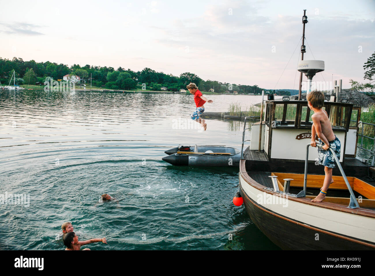 Kinder beim baden -Fotos und -Bildmaterial in hoher Auflösung – Alamy